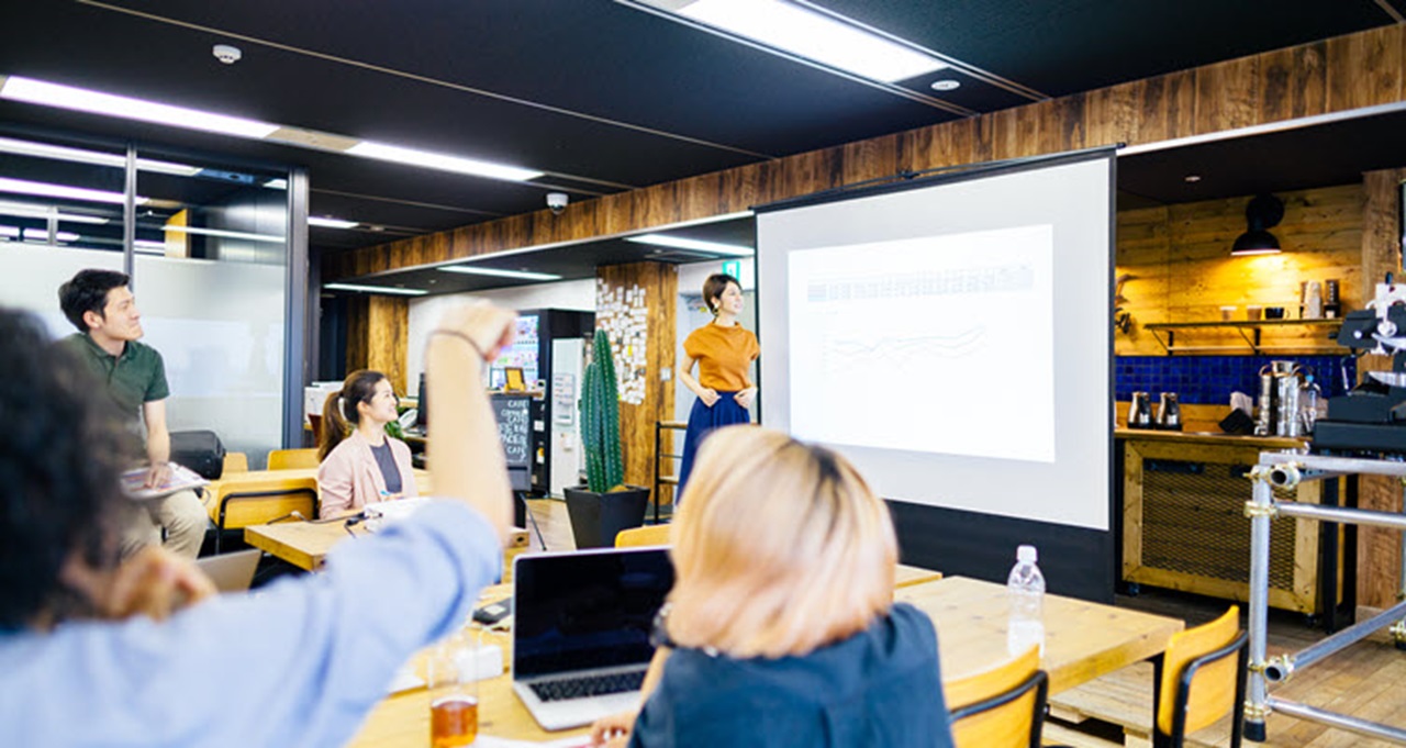 Types of projectors: A guide to benefits, uses, and more - Ricoh Scanners